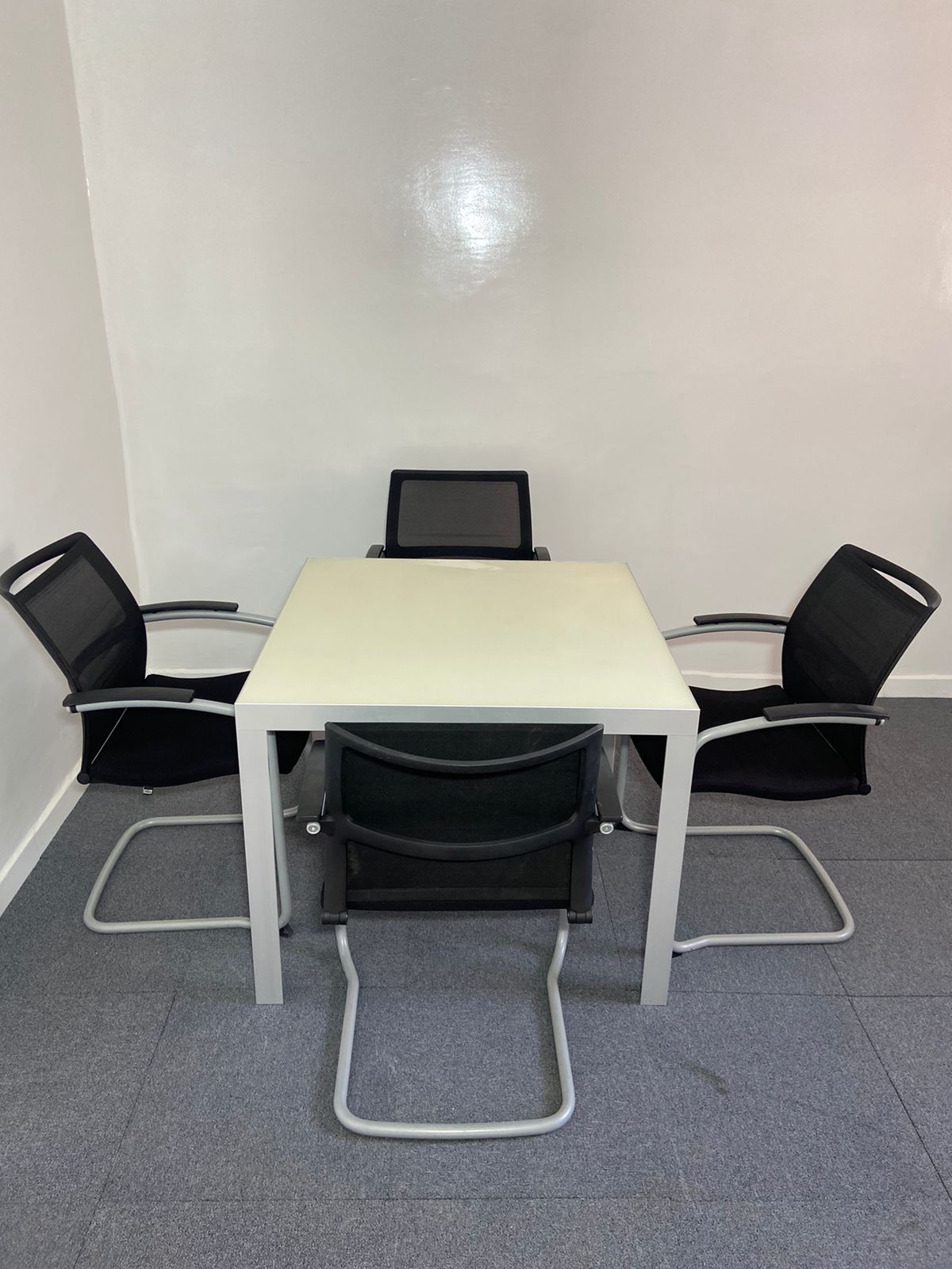 Table de réunion carrée Naos système Unifor 90x90cm en verre au Maroc ...