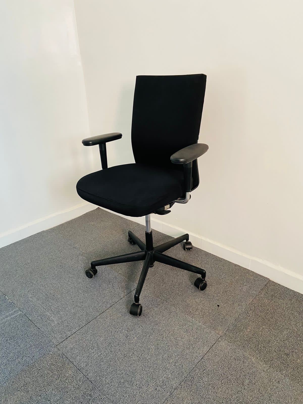 Chaise roulette vitra accoudoir réglable | Locaux: matériel ...