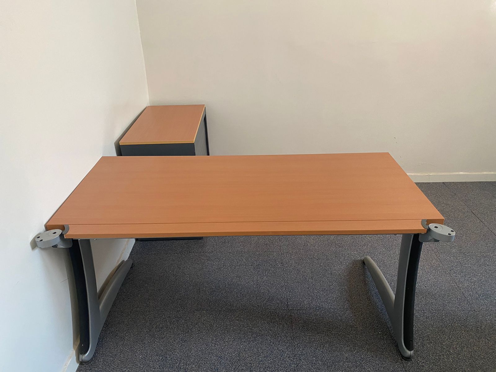 Ensemble bureau Steelcase & armoire promo | Locaux: matériel ...