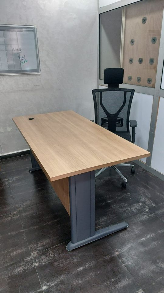 Bureau d'importation 160/80cm en semi métallique | Matériel divers au ...