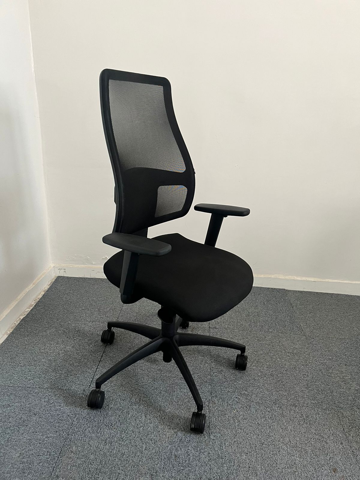 Chaise à roulette dossier mesh dossier réglable | Locaux: matériel ...